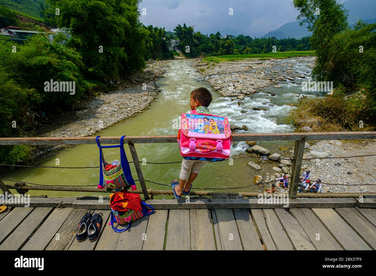 Boys groups hi-res stock photography and images - Alamy