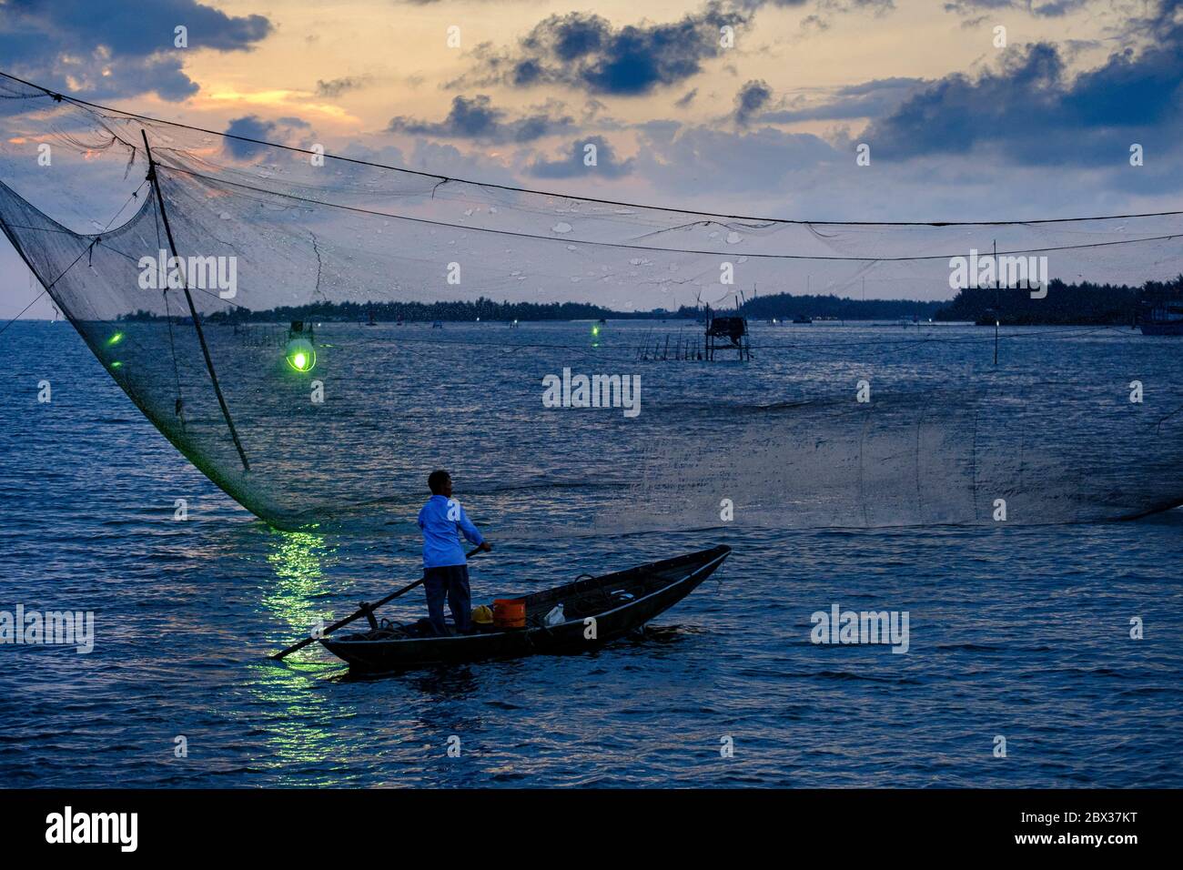Vietnam, Thua Thien Hue province, fishing with square nets in Tam Giang ...