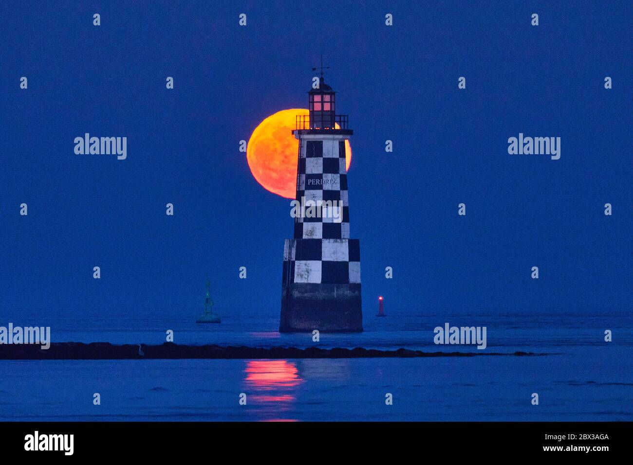 Perdrix lighthouse loctudy brittany france hi-res stock photography and images - Alamy