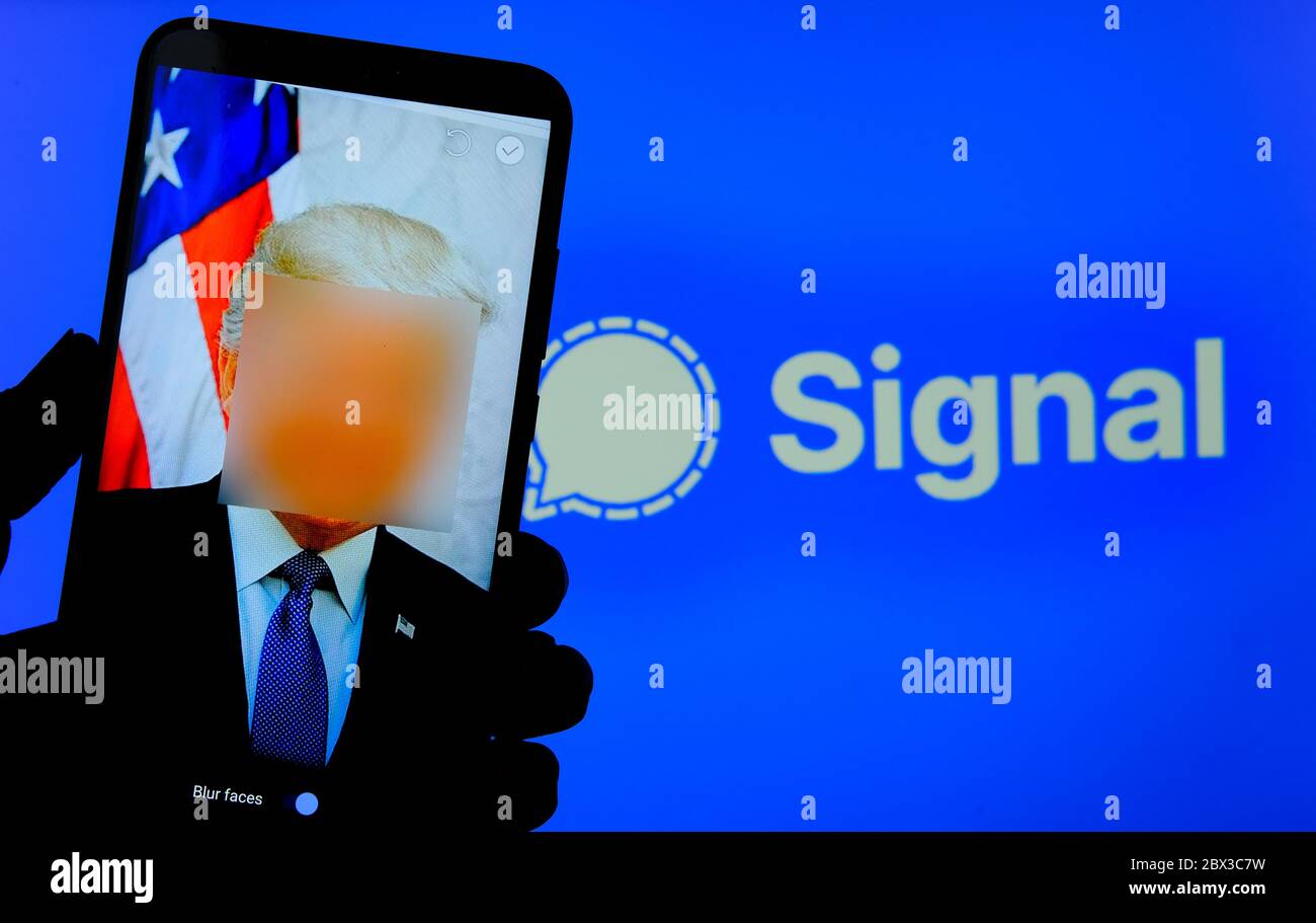Signal logo hi-res stock photography and images - Alamy