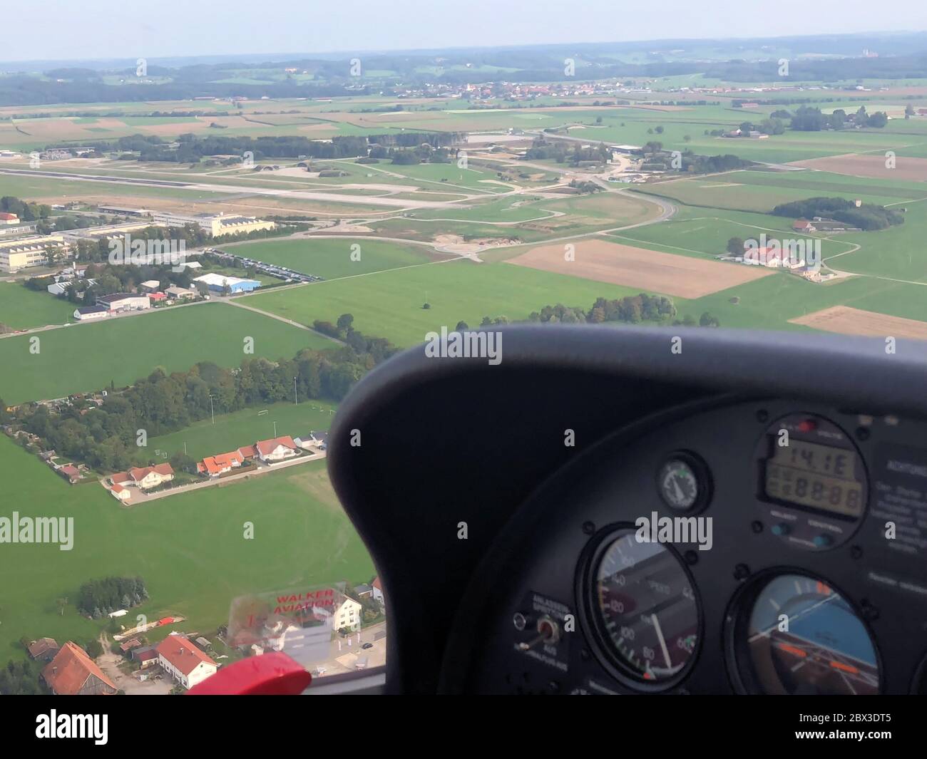 Cockpit airplane window view hi-res stock photography and images - Alamy