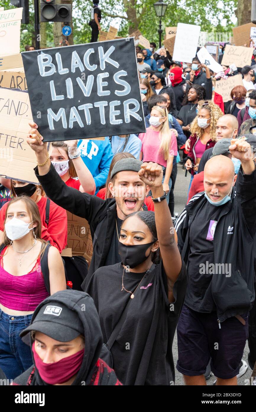 Marching crowd hi-res stock photography and images - Alamy
