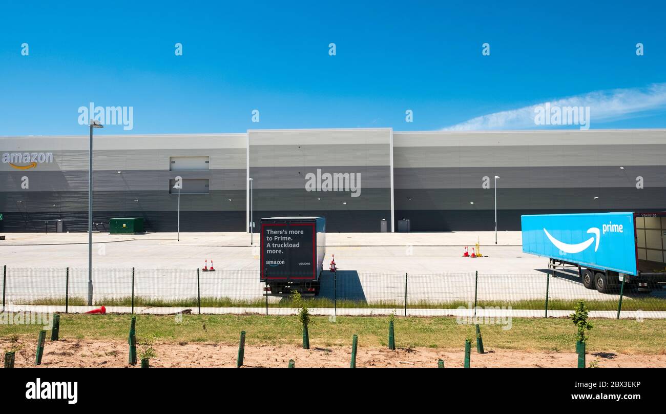 Amazon logo uk distribution center hi-res stock photography and images ...