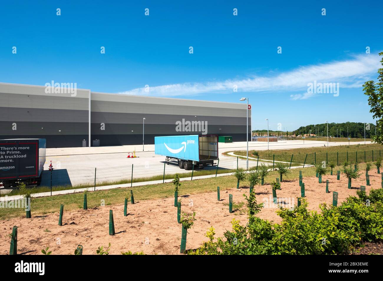 Amazon logo uk distribution center hi-res stock photography and images ...