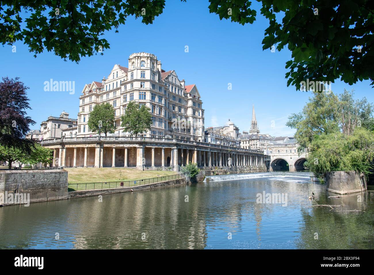 Avon River and the historic Pulteney Bridge in Bath, Somerset, England ...