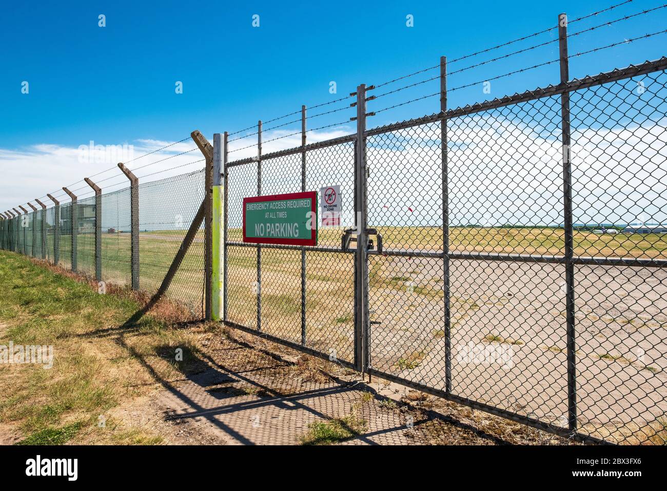 Airport perimeter area hi-res stock photography and images - Alamy