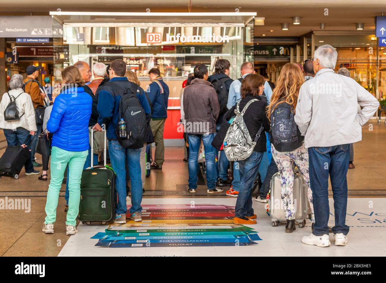 Queue at the information desk at Cologne Central Station, Germany Stock ...