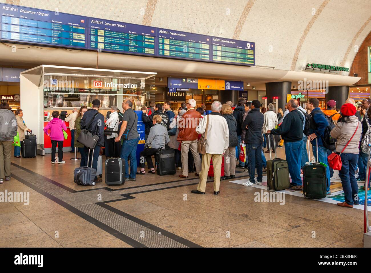 Queue at the information desk at Cologne Central Station, Germany Stock ...