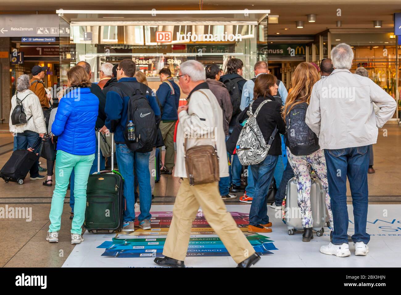 Queue at the information desk at Cologne Central Station, Germany Stock ...