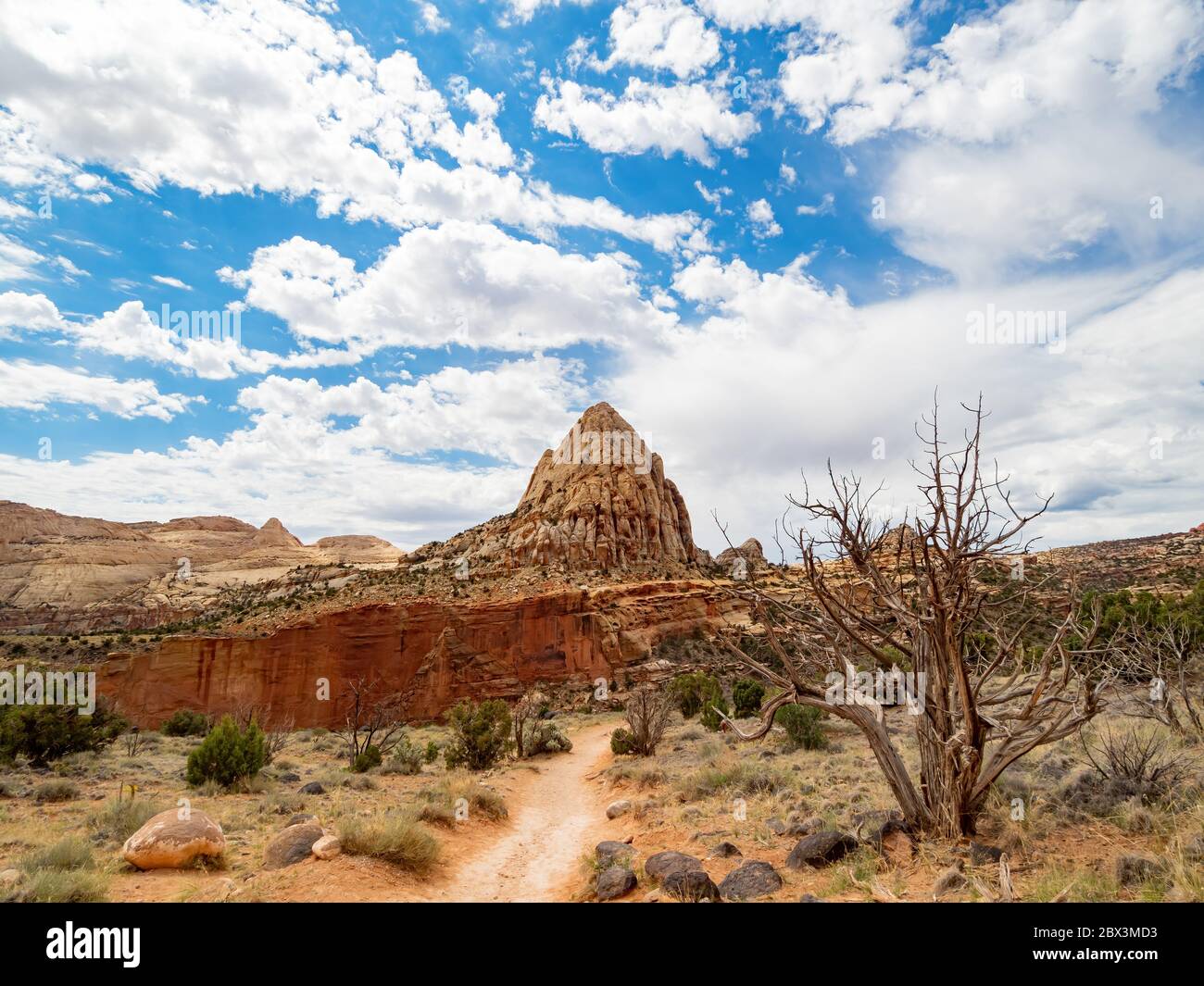 Beautiful Pectols Pyramid from the Hickman Bridge Trail of Capitol Reef ...