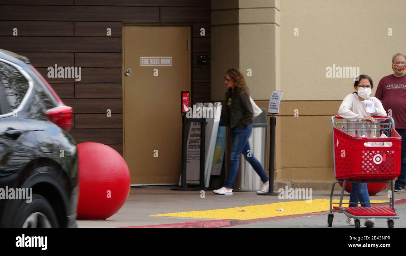 Masks and distancing hi-res stock photography and images - Alamy