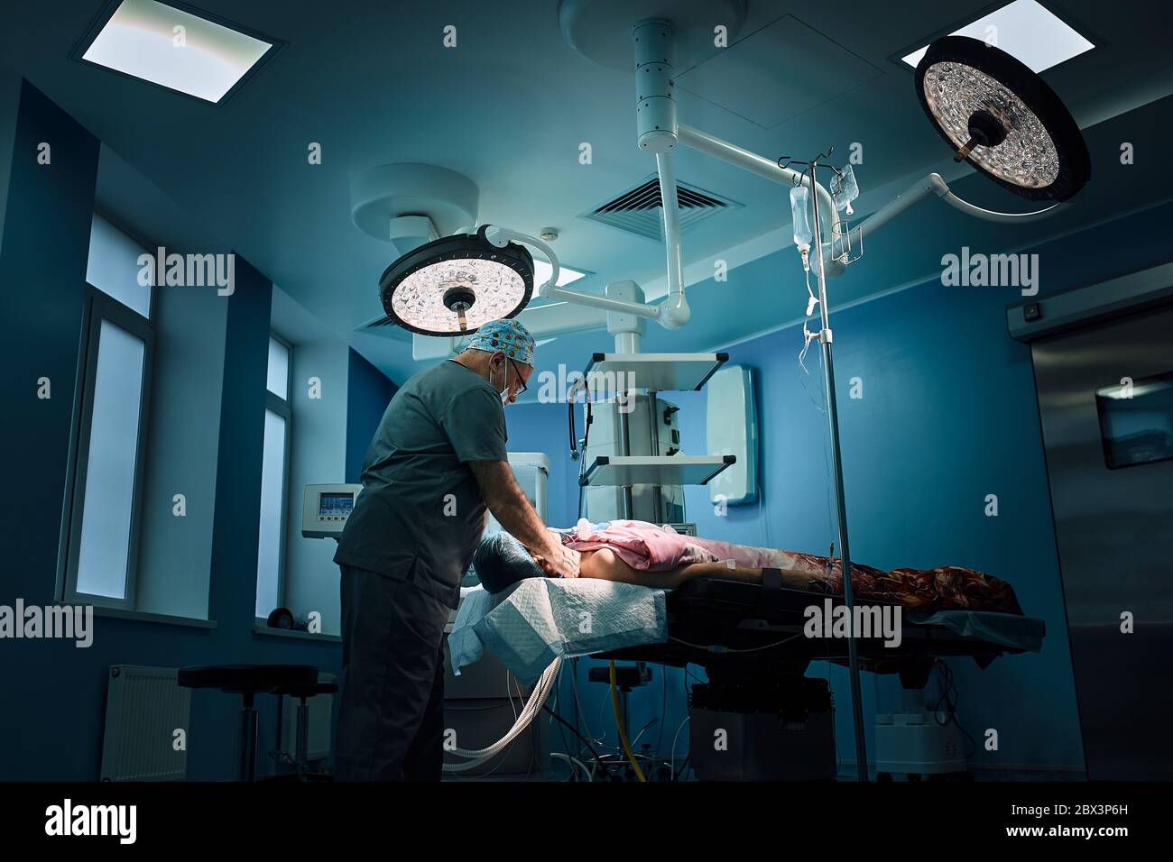 Surgery anesthetic mask woman hi-res stock photography and images - Alamy