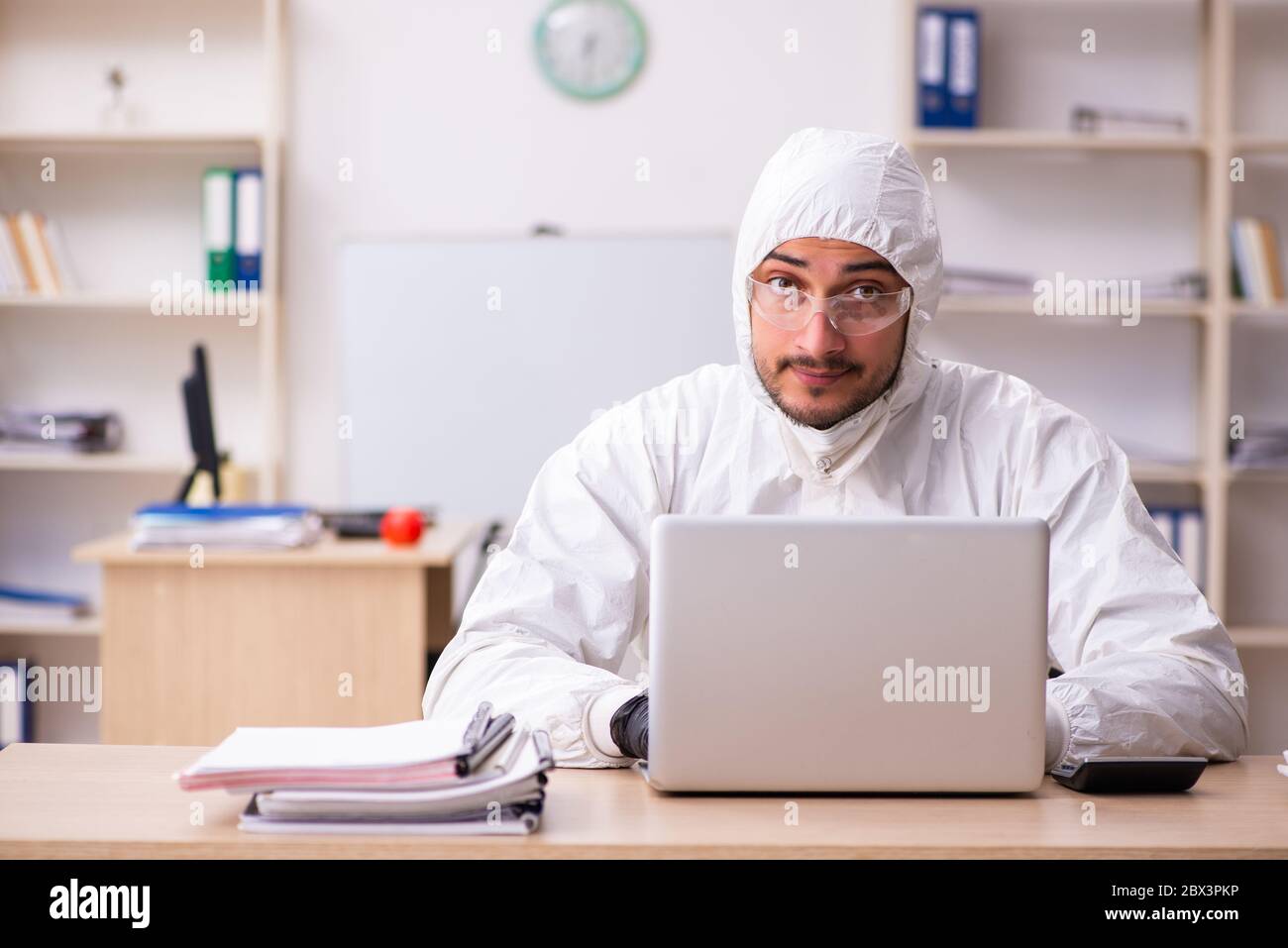 Office worker working in the quarantine self-isolation Stock Photo - Alamy