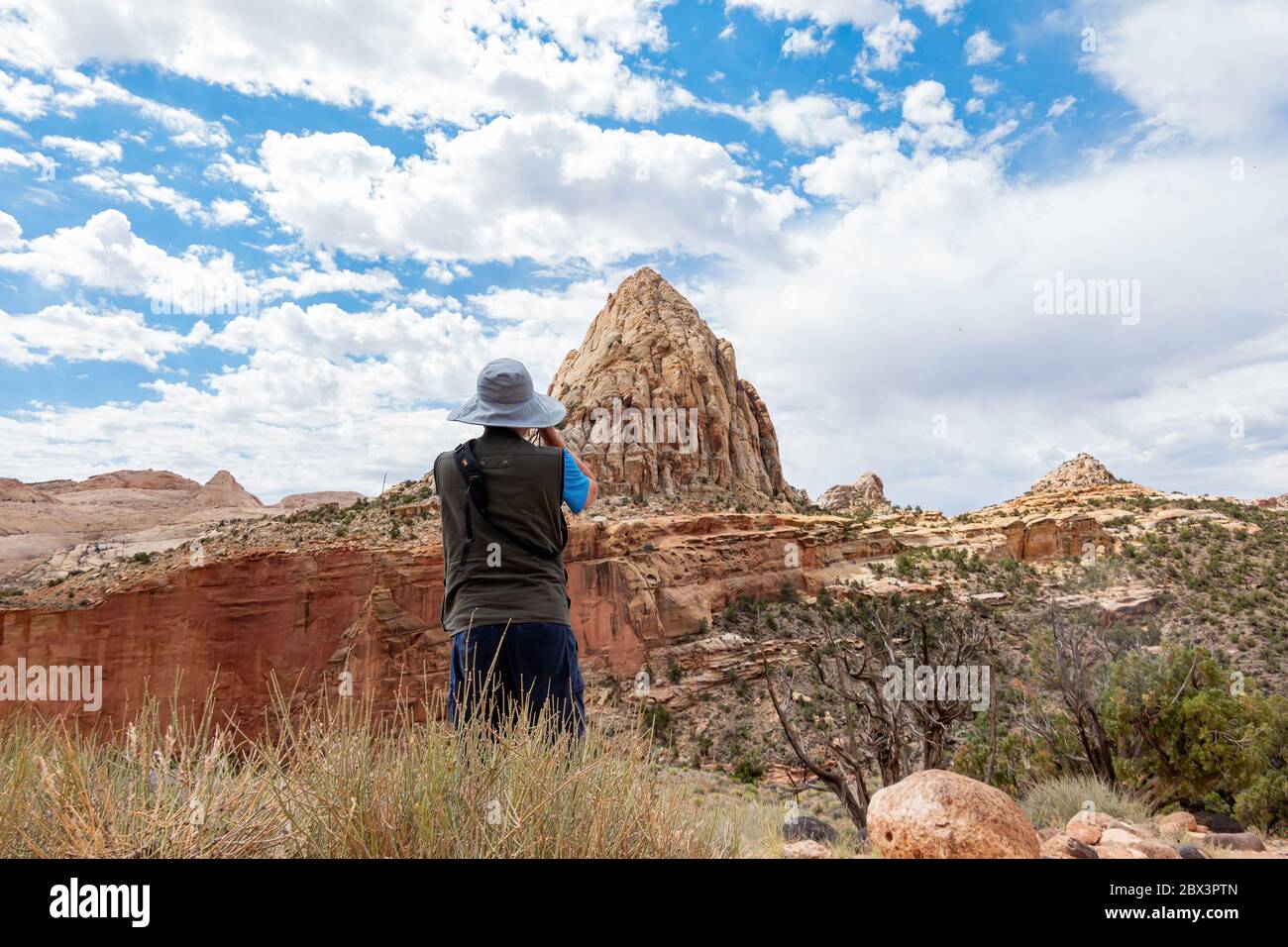 Photographer taking picture of the Pectols Pyramid from the Hickman ...