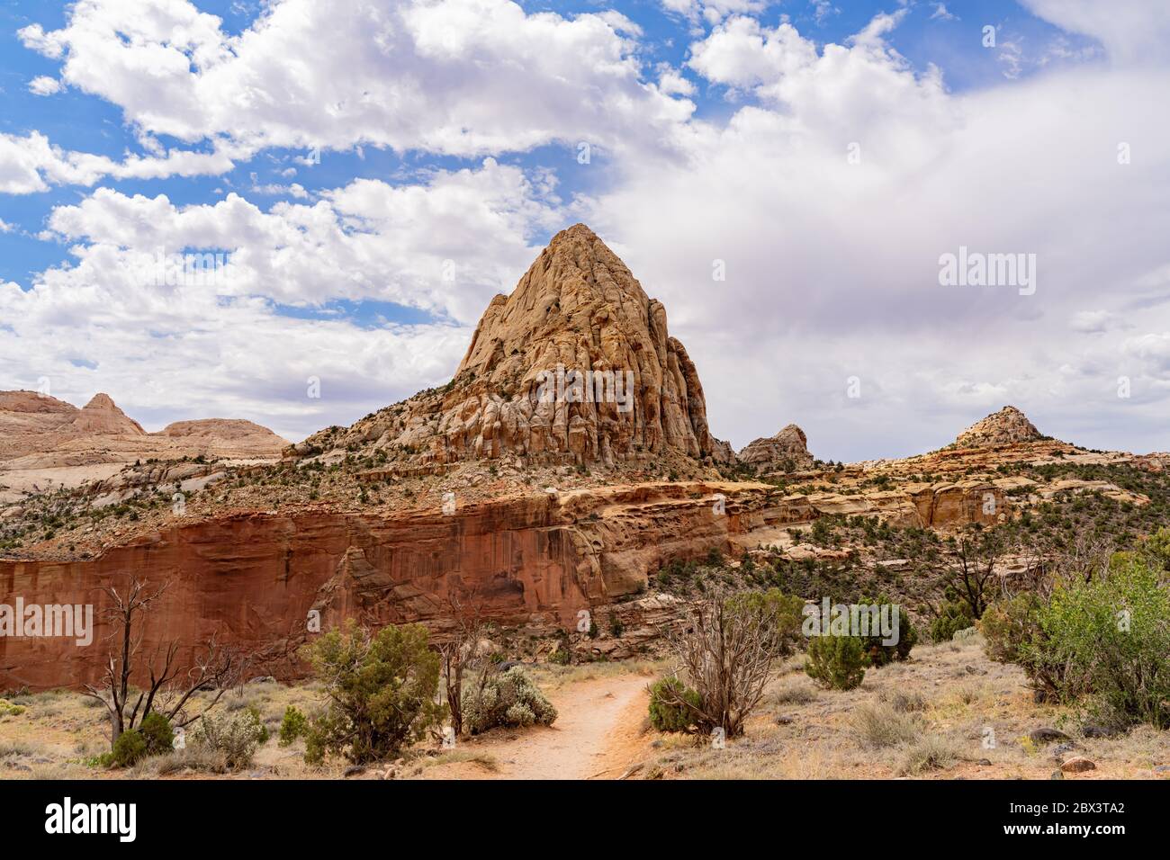 Beautiful Pectols Pyramid from the Hickman Bridge Trail of Capitol Reef ...