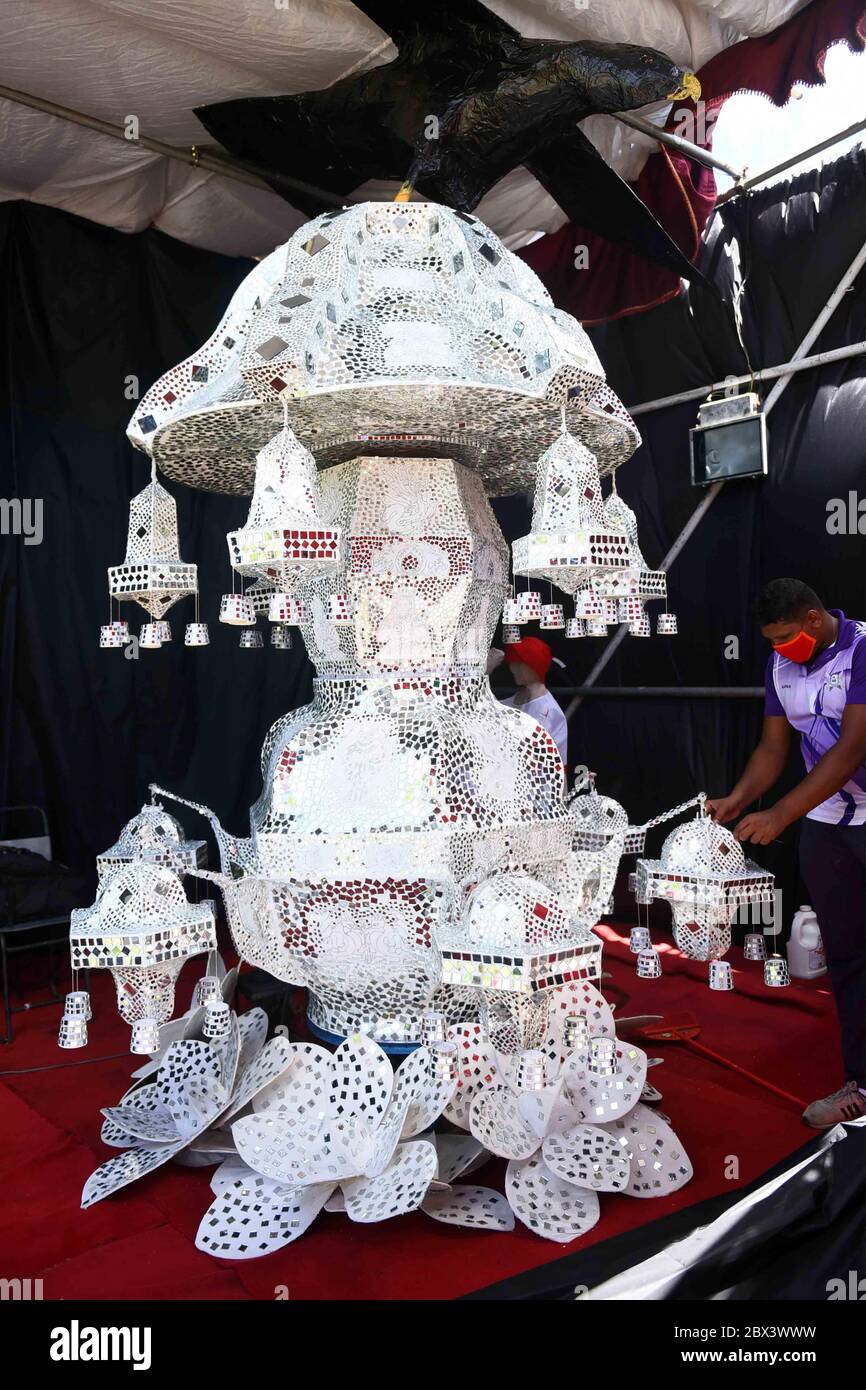 Colombo, Sri Lanka. 4th June, 2020. People prepare a giant lantern to ...