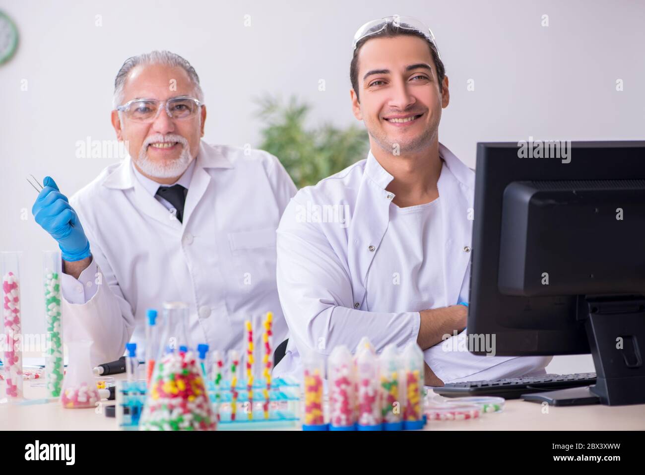 Two chemists working in the laboratory Stock Photo - Alamy