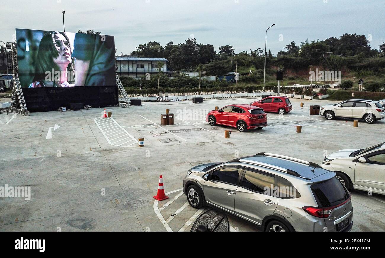 Drive thru cinema hi-res stock photography and images - Alamy