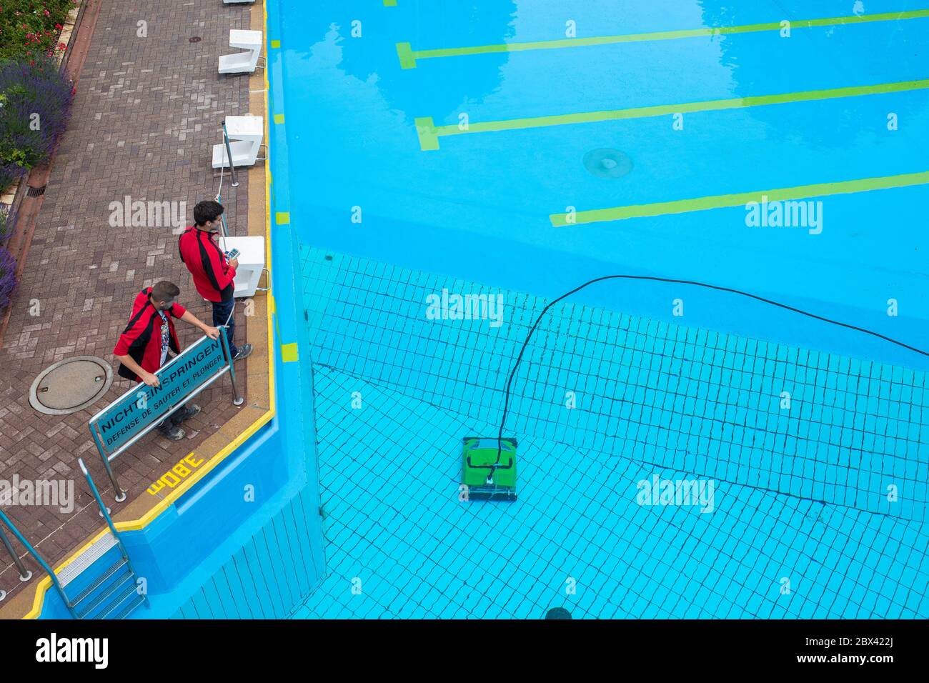 Stand swimming pools hi-res stock photography and images - Alamy