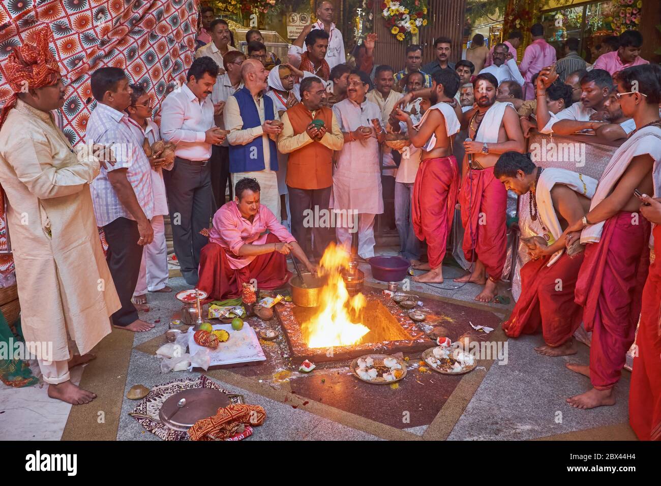 Vedic fire hi-res stock photography and images - Alamy