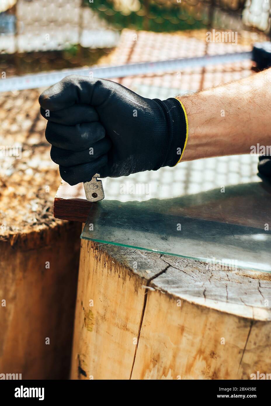 Pane of glass glazier hi-res stock photography and images - Alamy