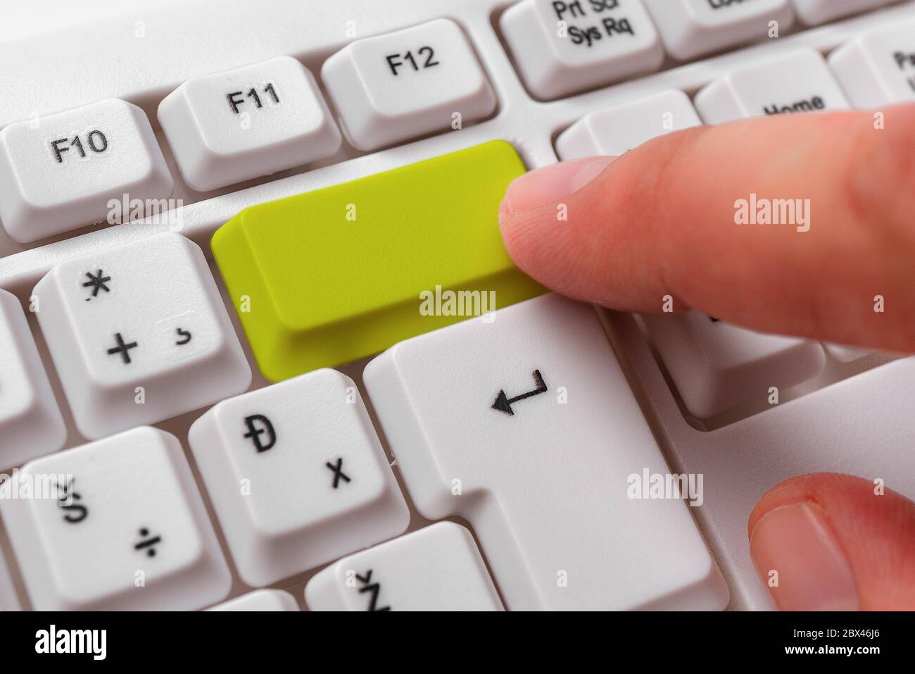 White Pc Keyboard With Empty Note Paper Above White Key Copy Space ...