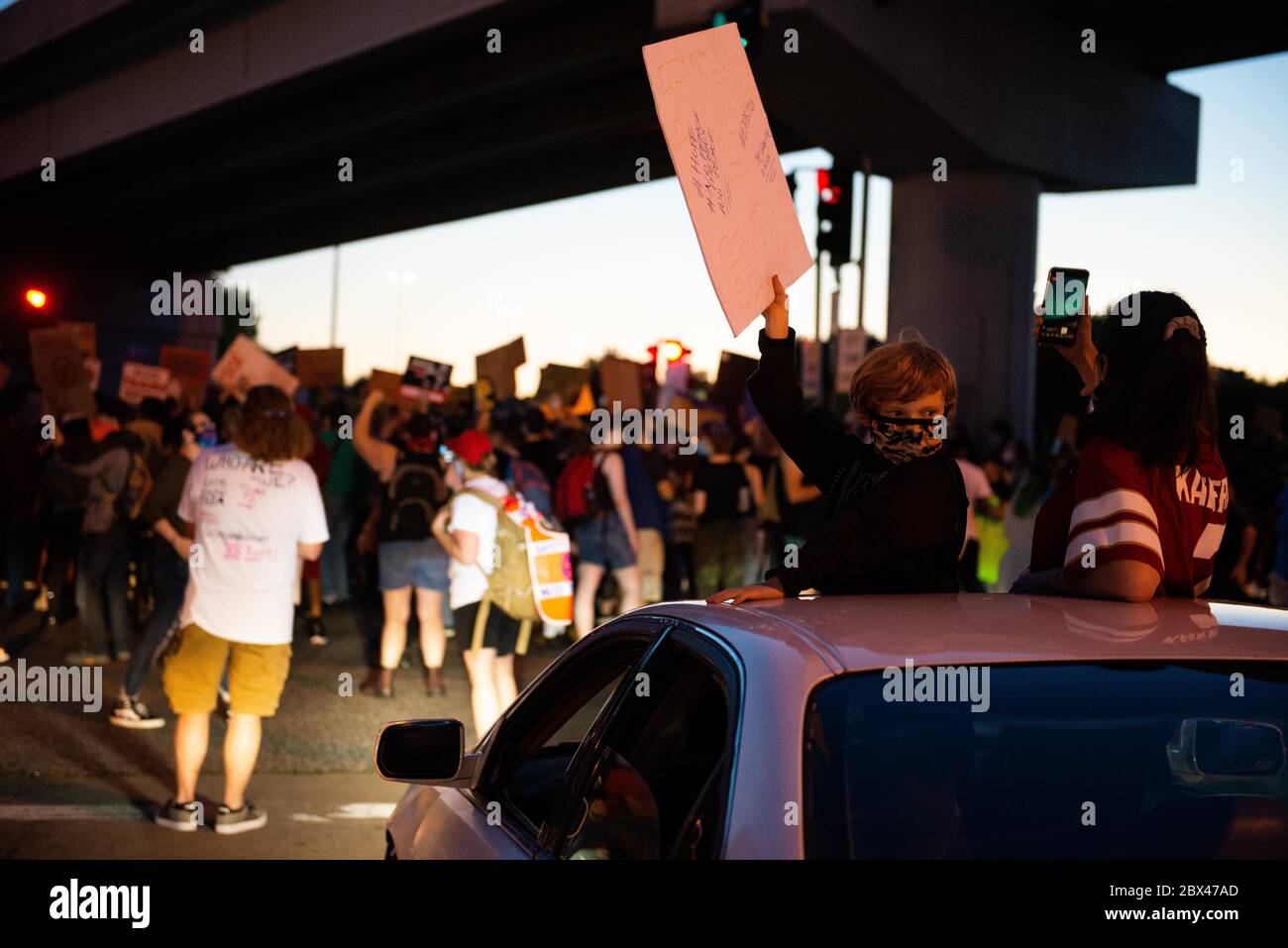 U.S. 4th June, 2020. A young boy hold up a sign during a police ...