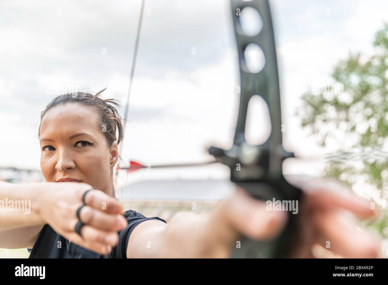 Bow string arrow hi-res stock photography and images - Alamy