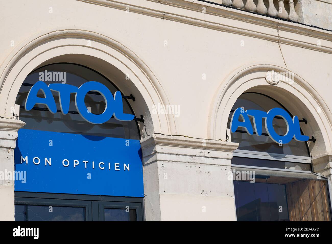 Bordeaux , Aquitaine / France - 06 01 2020 : atol optical blue logo ...