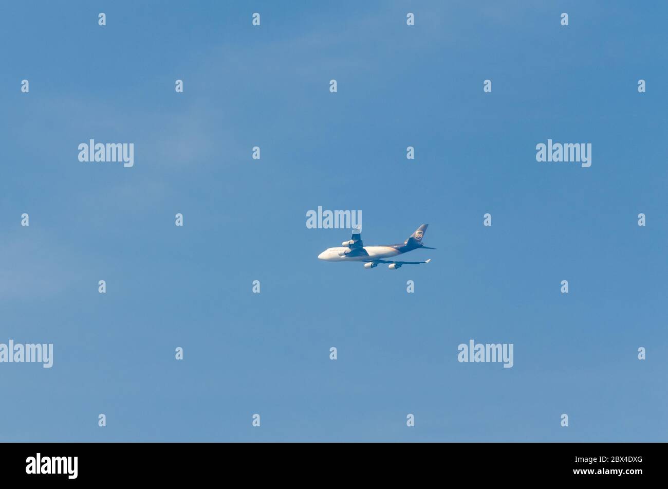 747 flying overhead jet hi-res stock photography and images - Alamy