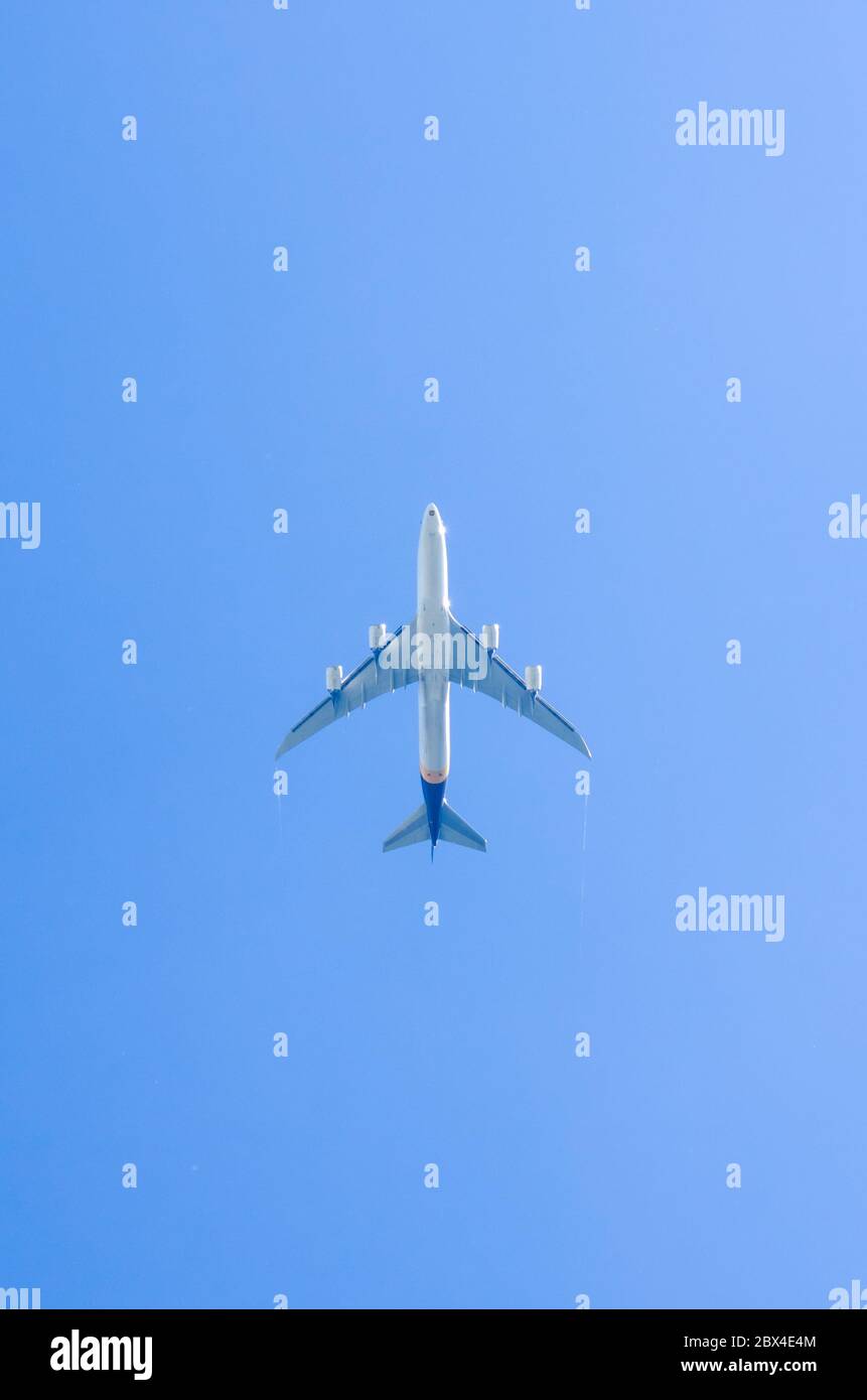 747 flying overhead jet hi-res stock photography and images - Alamy