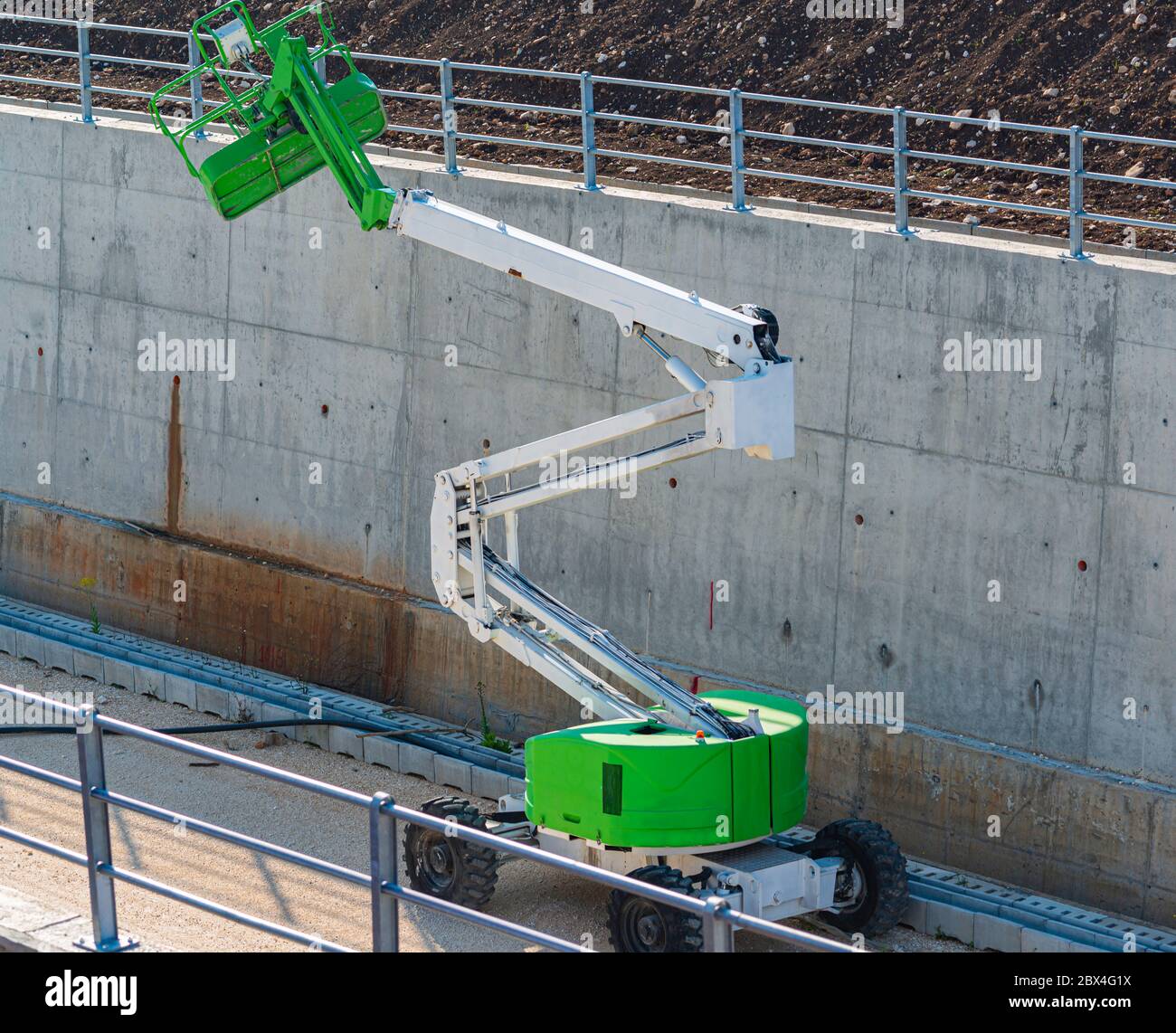 Self-propelled aerial platform Articulated with diesel engine used in ...