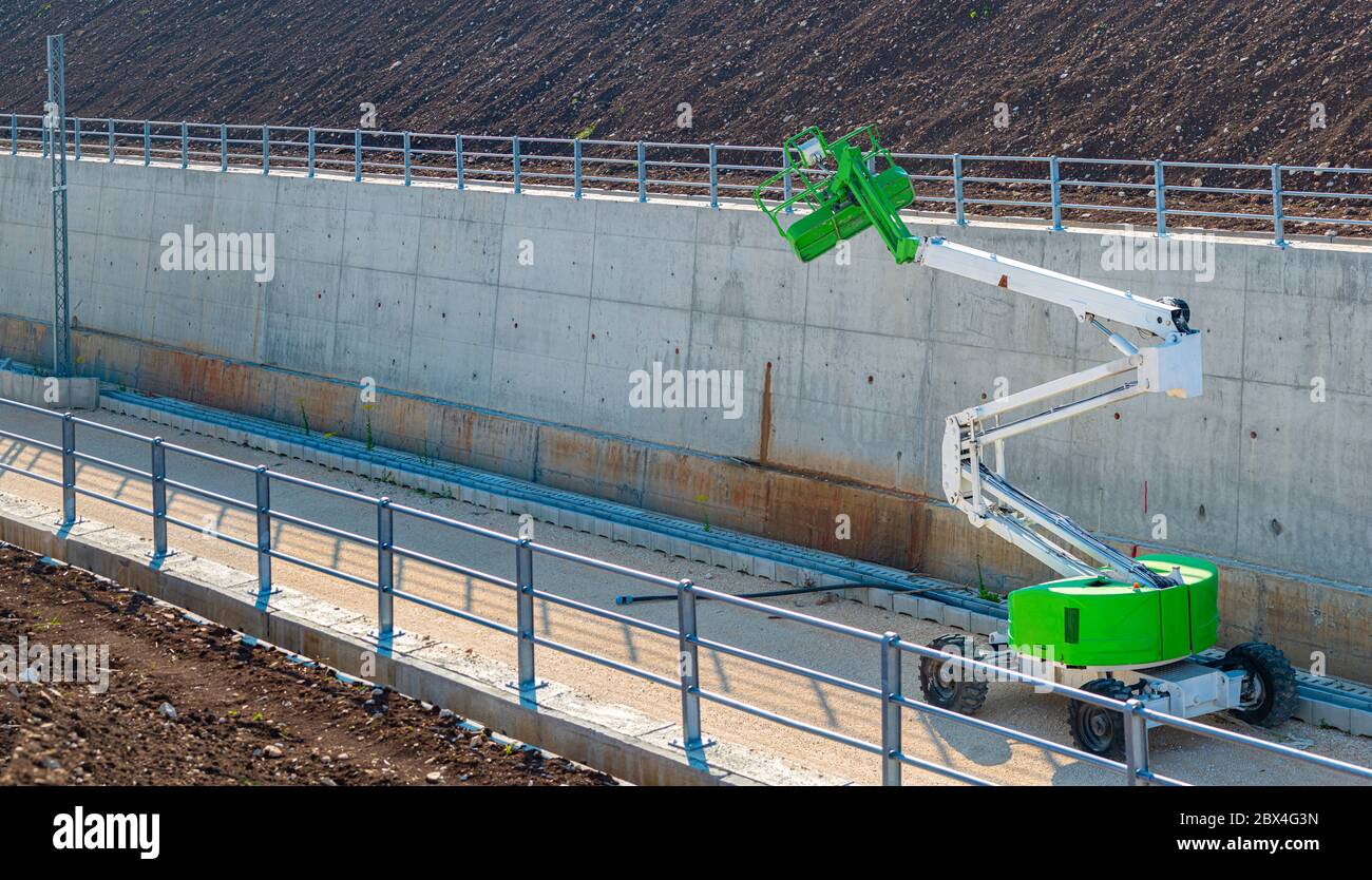 Self-propelled aerial platform Articulated with diesel engine used in ...