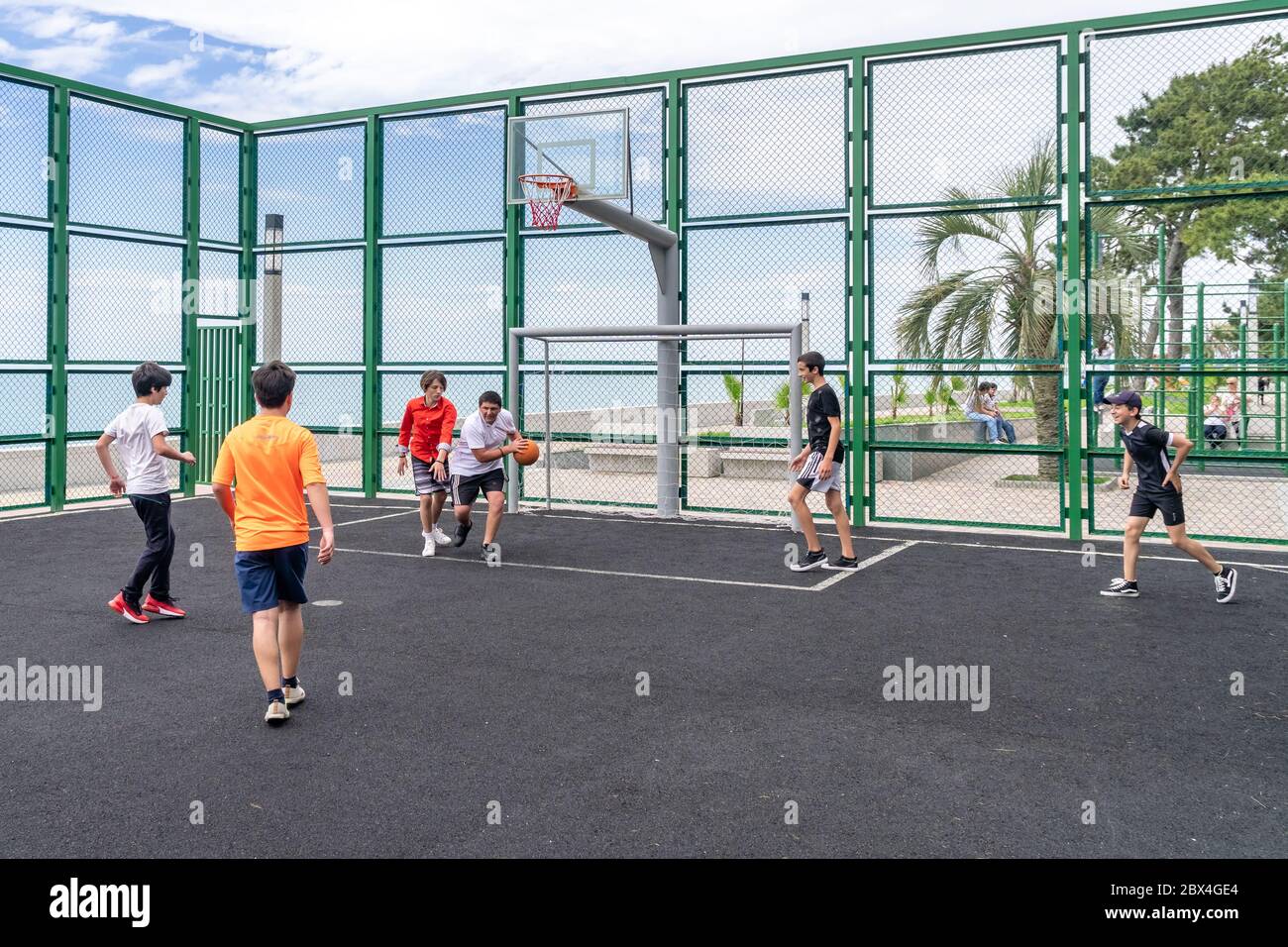 Teenagers playground basketball hi-res stock photography and images - Alamy
