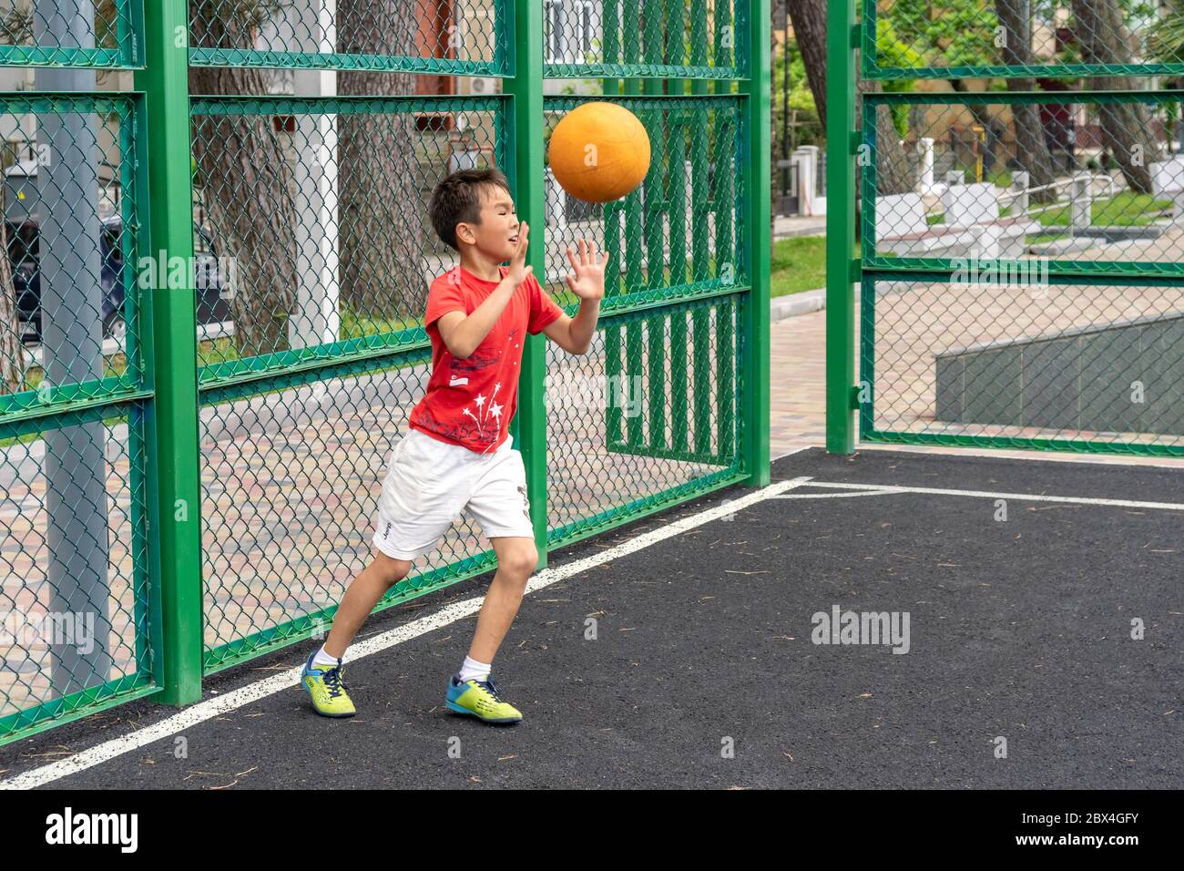 Kids playing basketball outside hi-res stock photography and images - Alamy