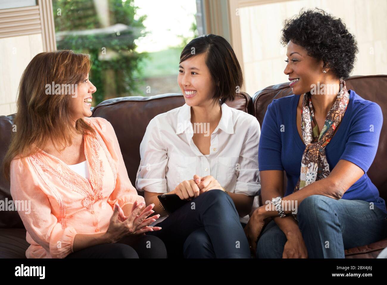 African women and gathering community hi-res stock photography and ...