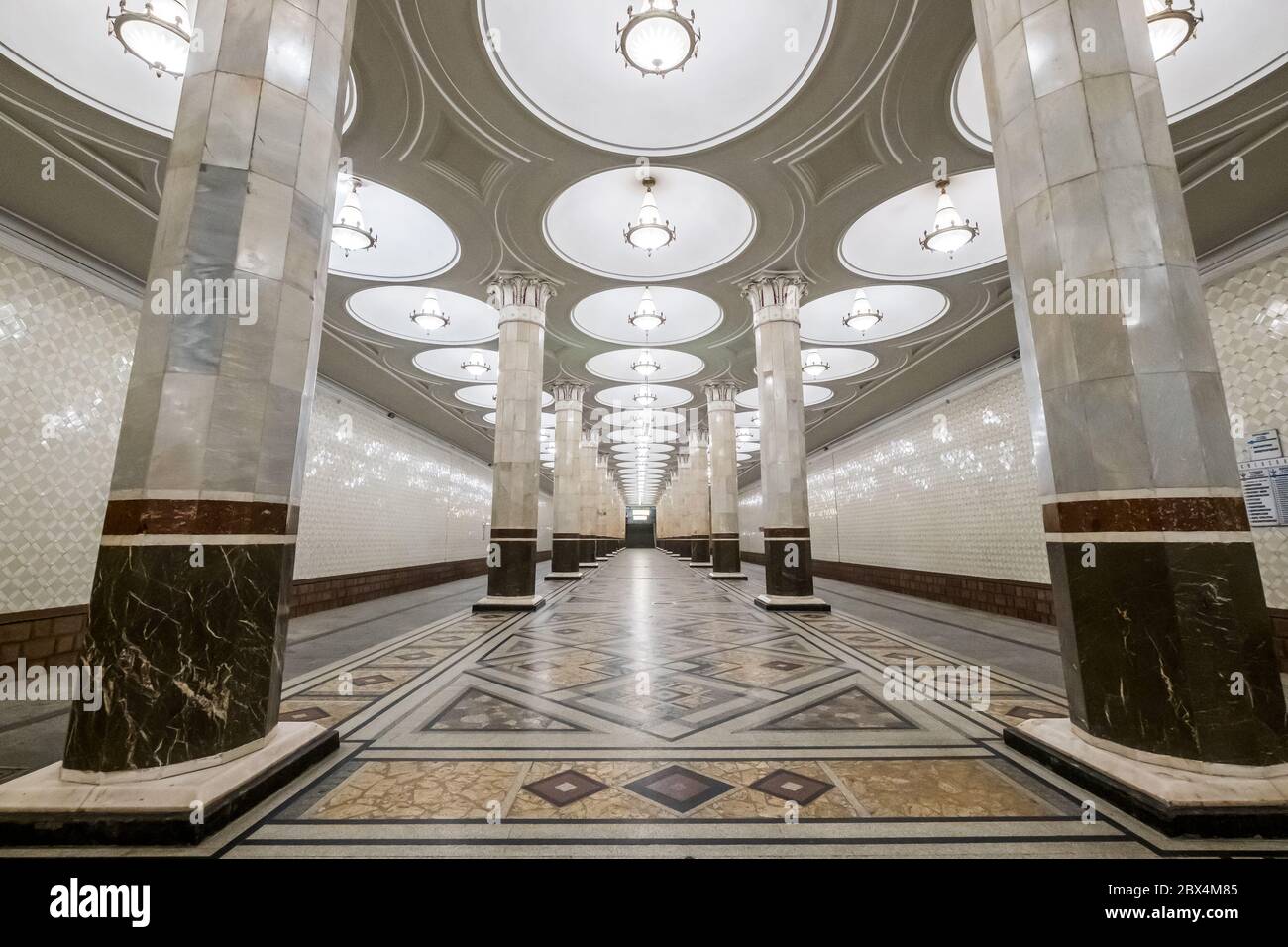 Subway platform Kievskaya station interior design Stock Photo - Alamy