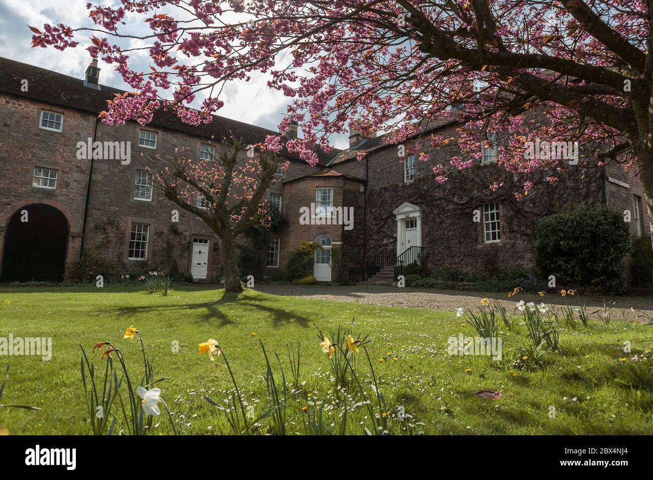 17th century coaching house hi-res stock photography and images - Alamy