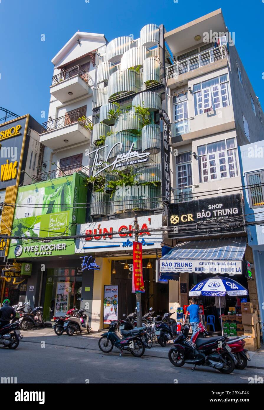Shops and restaurants, Hung Vuong street, central Danang, Vietnam Stock ...