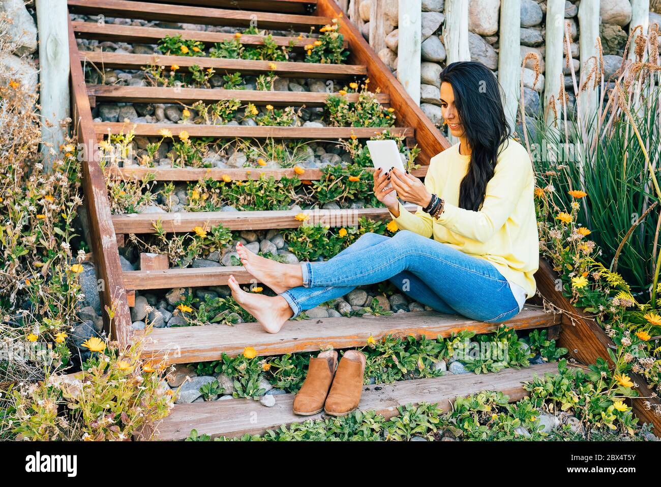 Reading pose hi-res stock photography and images - Alamy