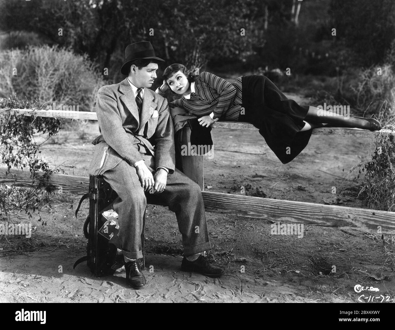 CLARK GABLE and CLAUDETTE COLBERT in IT HAPPENED ONE NIGHT 1934 ...