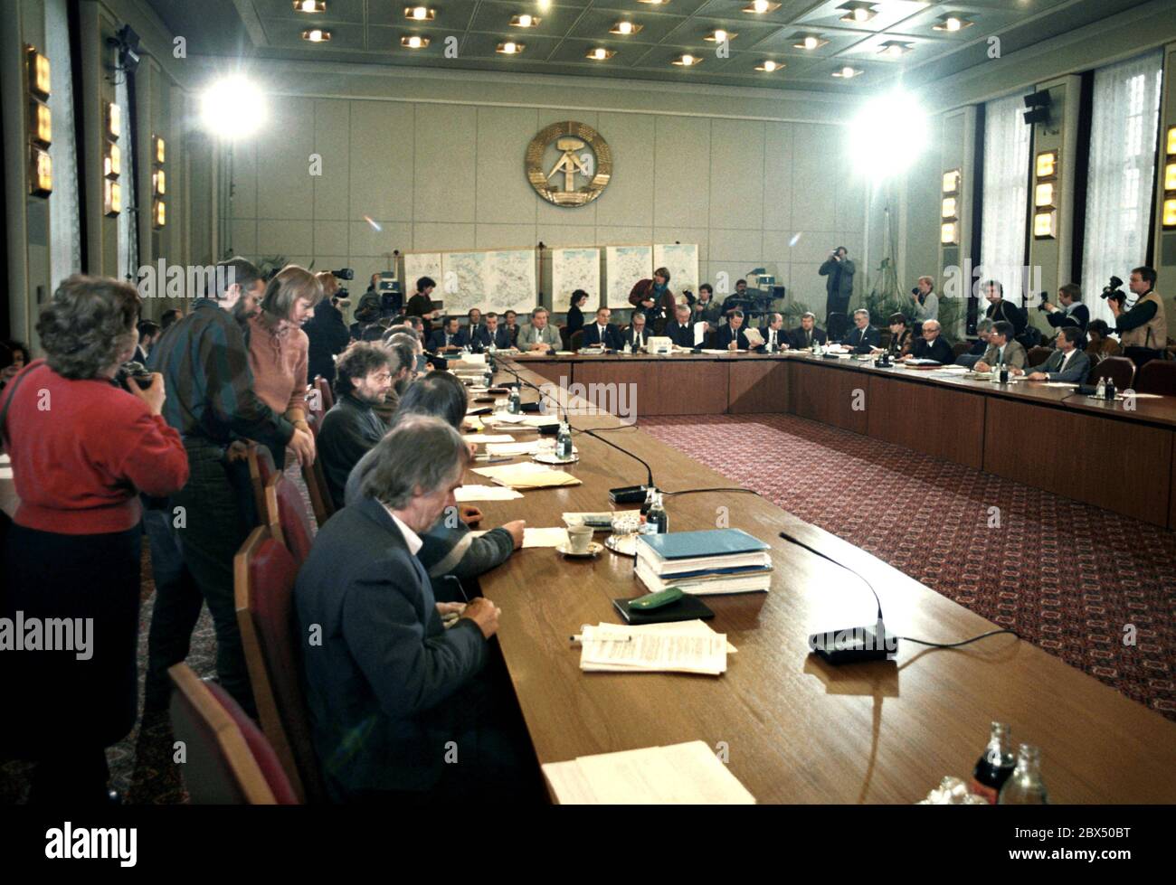 Turnaround table hi-res stock photography and images - Alamy