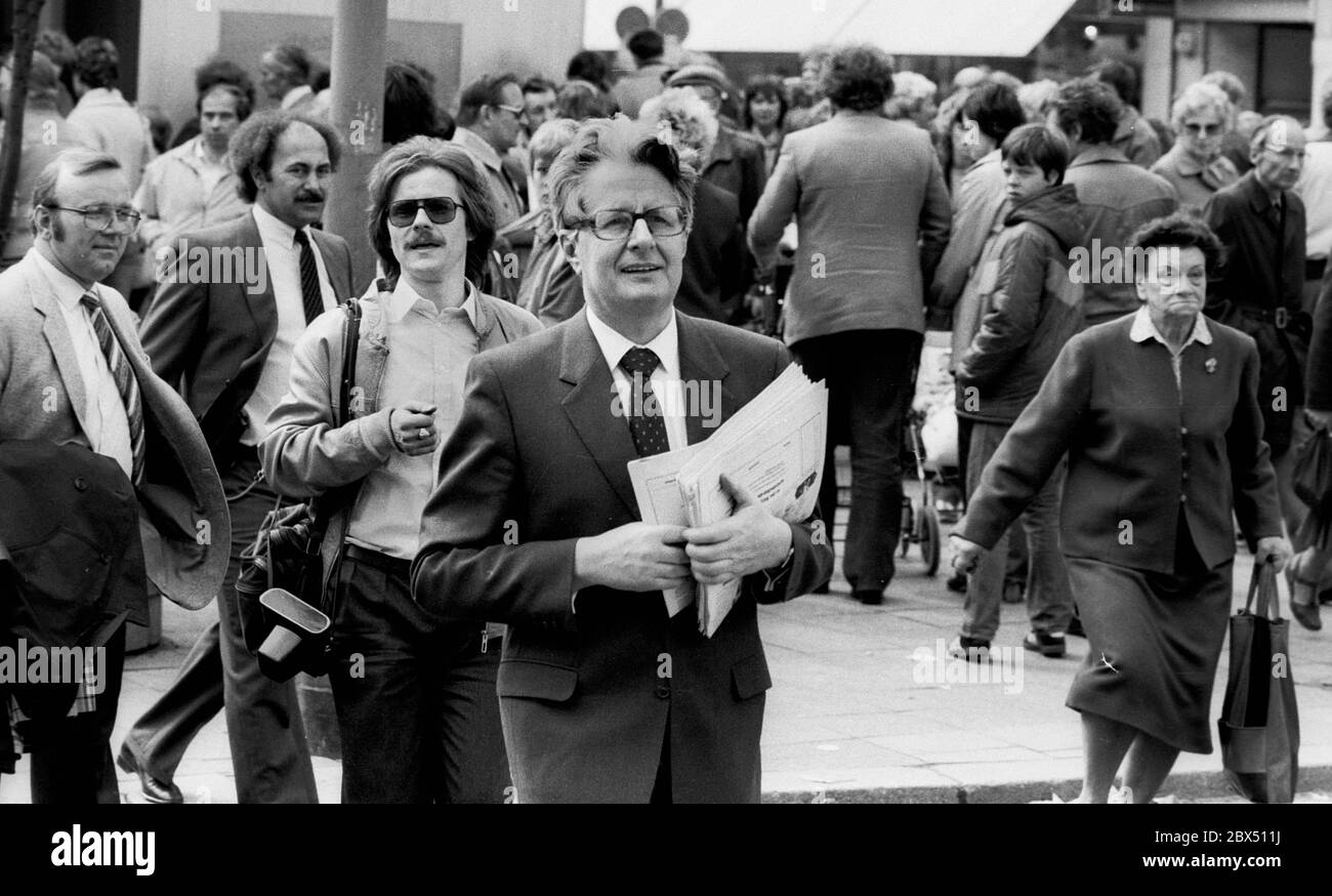 Berlin / Parties / 8.5.1982 Jochen Vogel, SPD, with citizen on Karl ...