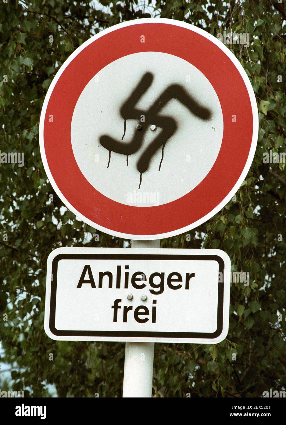 Berlin / Nazis / Rights / 16.7.1989 Nazi spray in Zehlendorf, swastika ...