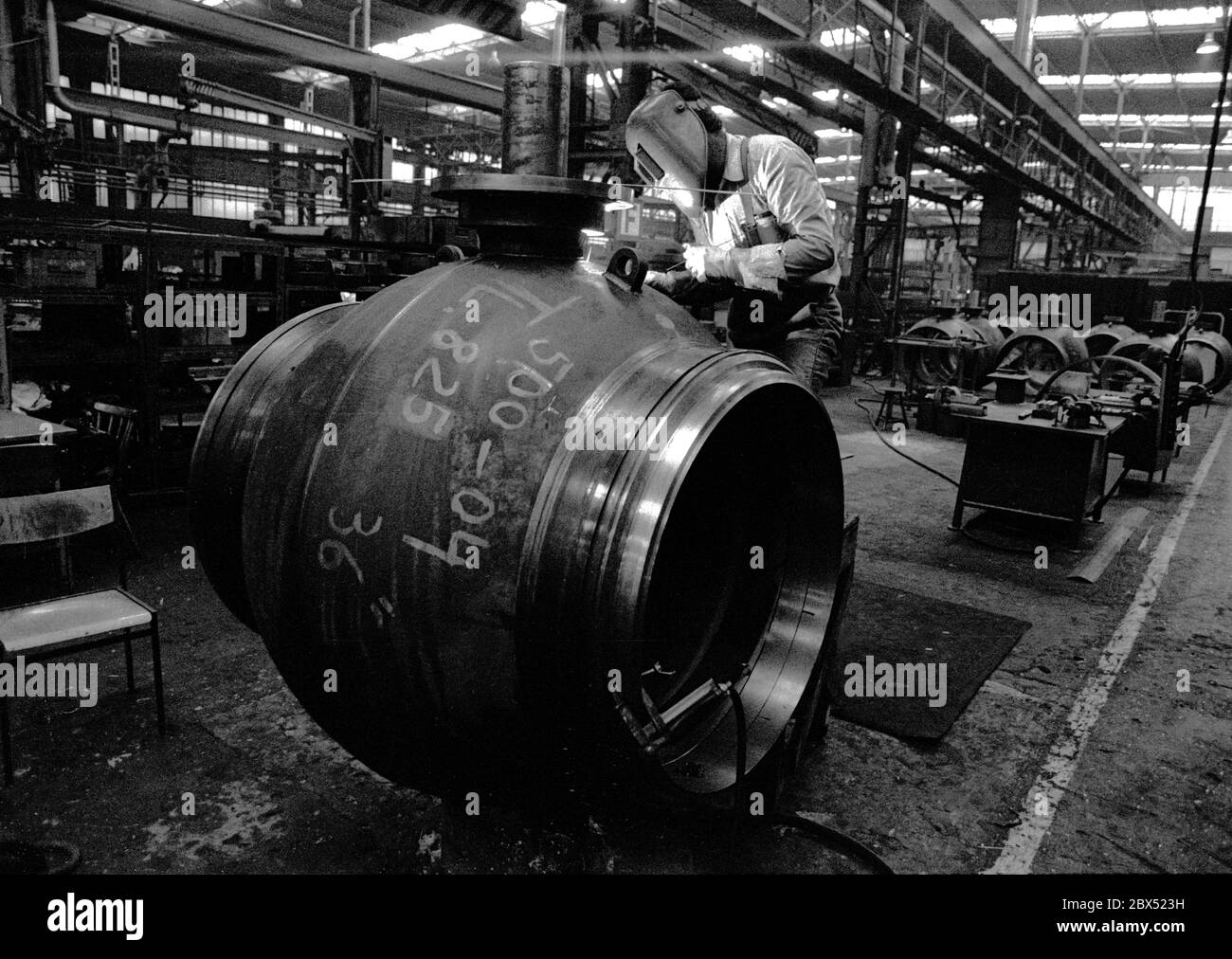 Berlin / foreigners / 28.7.1983 skilled worker at a large lathe at ...
