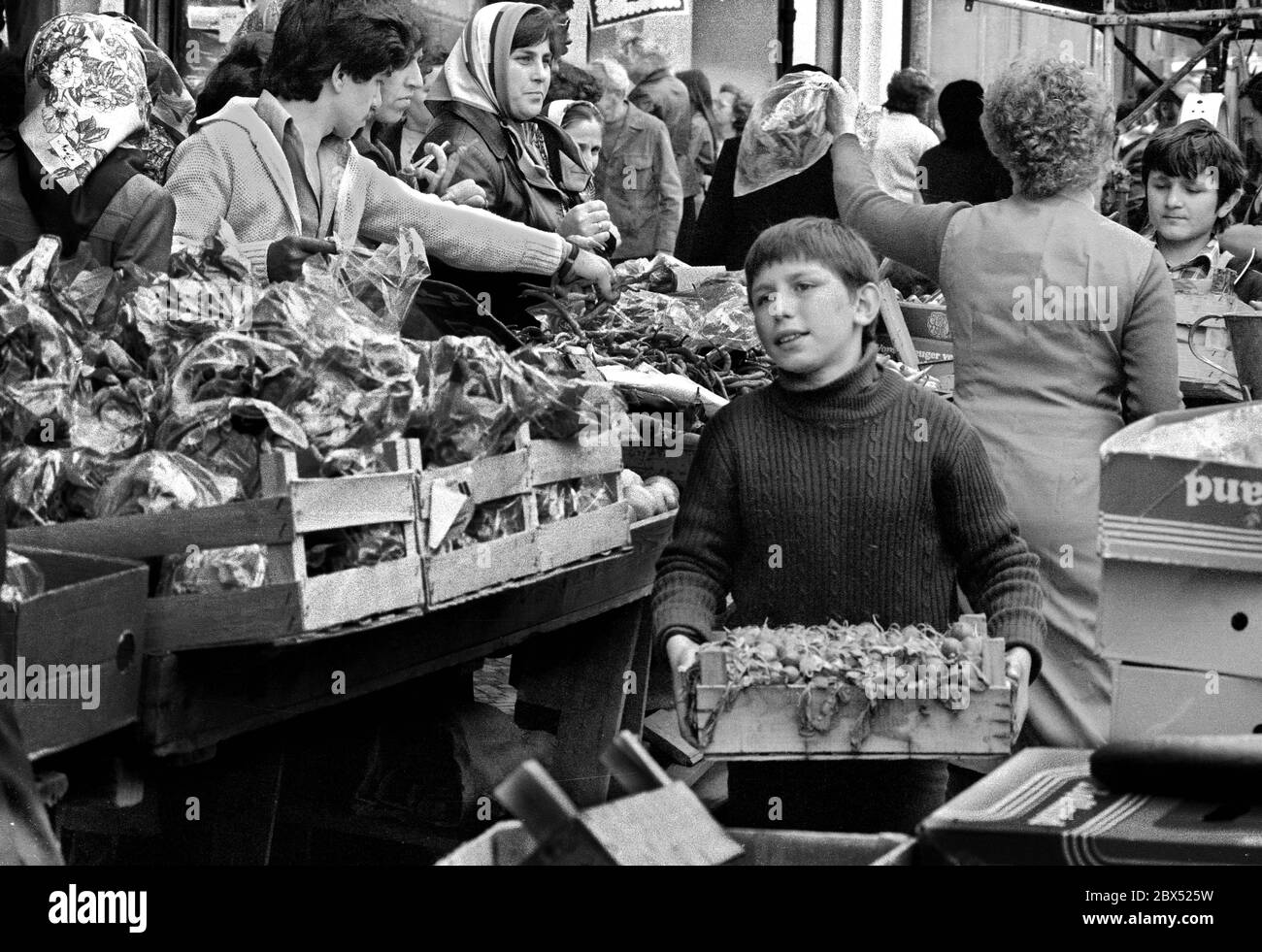 Berlin-Bezirke / Kreuzberg / Neukoelln / 10.5.1979 Child labour at the ...