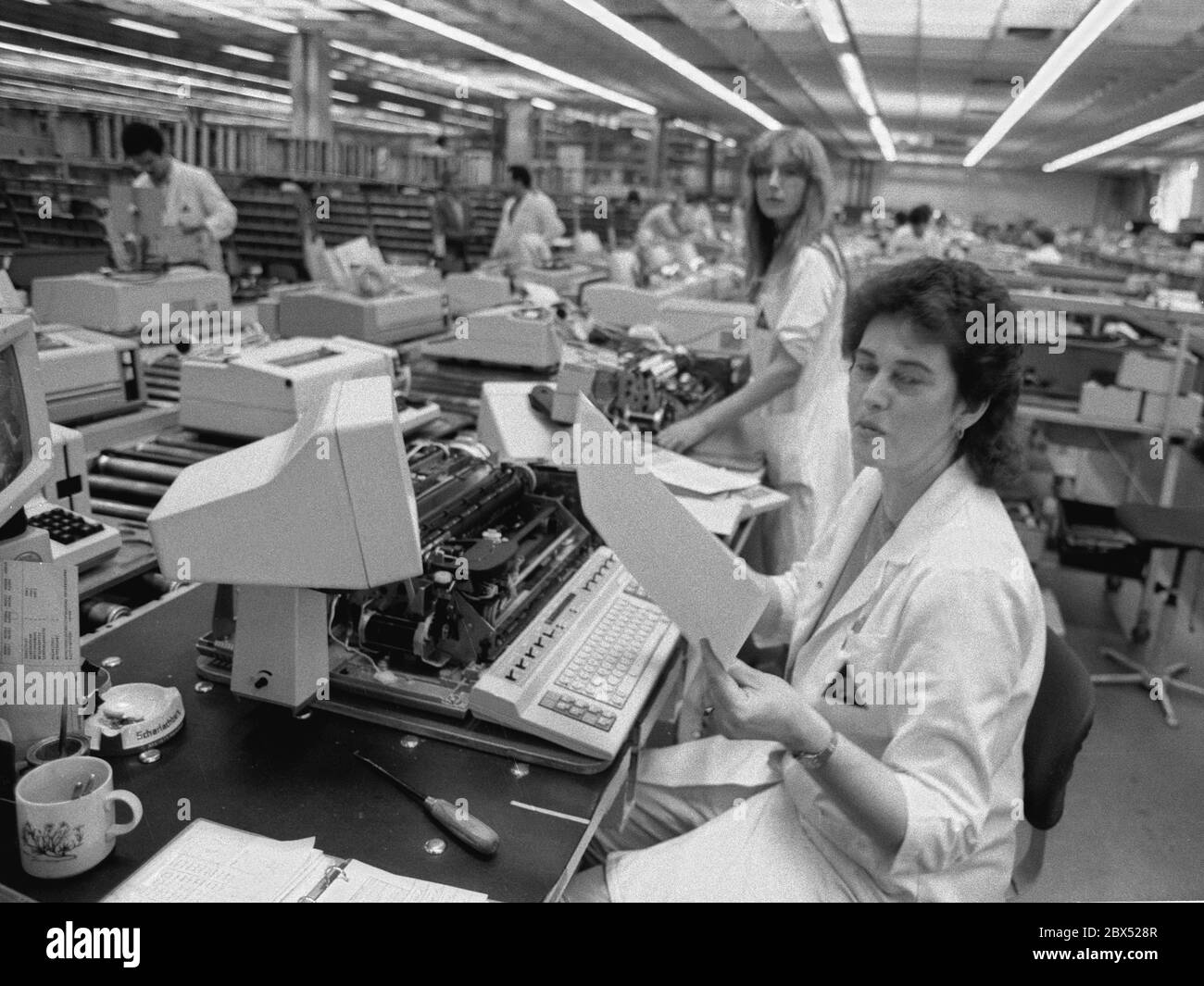 Berlin districts / Spandau / 1985 Teleprinter factory Siemens. Many women assemble. German and ...