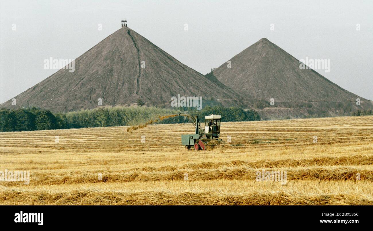 GDR / Economy / Thuringia / 1990 Uranium overburden dumps near ...