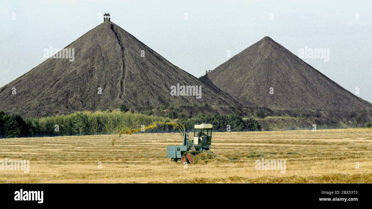 GDR / Economy / Thuringia / 1990 Uranium overburden dumps near ...