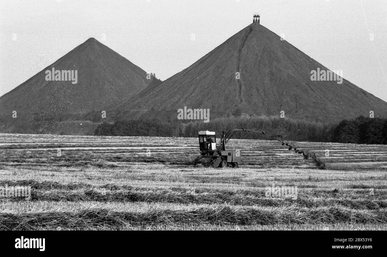 GDR / Economy / Thuringia / 1990 Uranium overburden dumps near ...